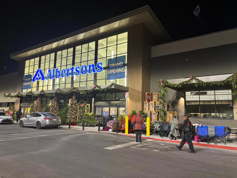Hundreds flock to grand opening of Albertsons for gift cards, coupons