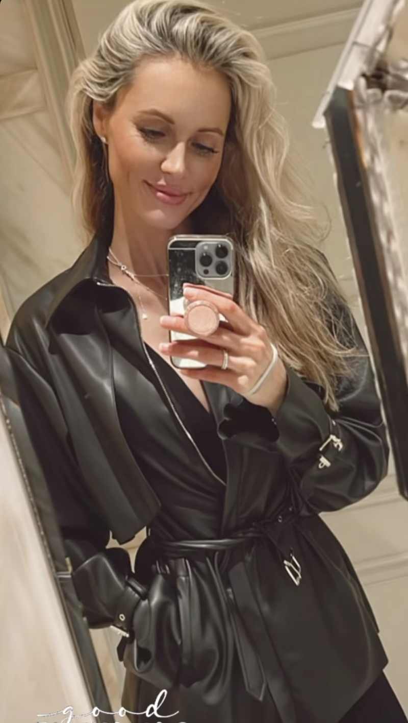 Lack und Leder: Schlagersängerin Jenice im stylischen All-Black-Look