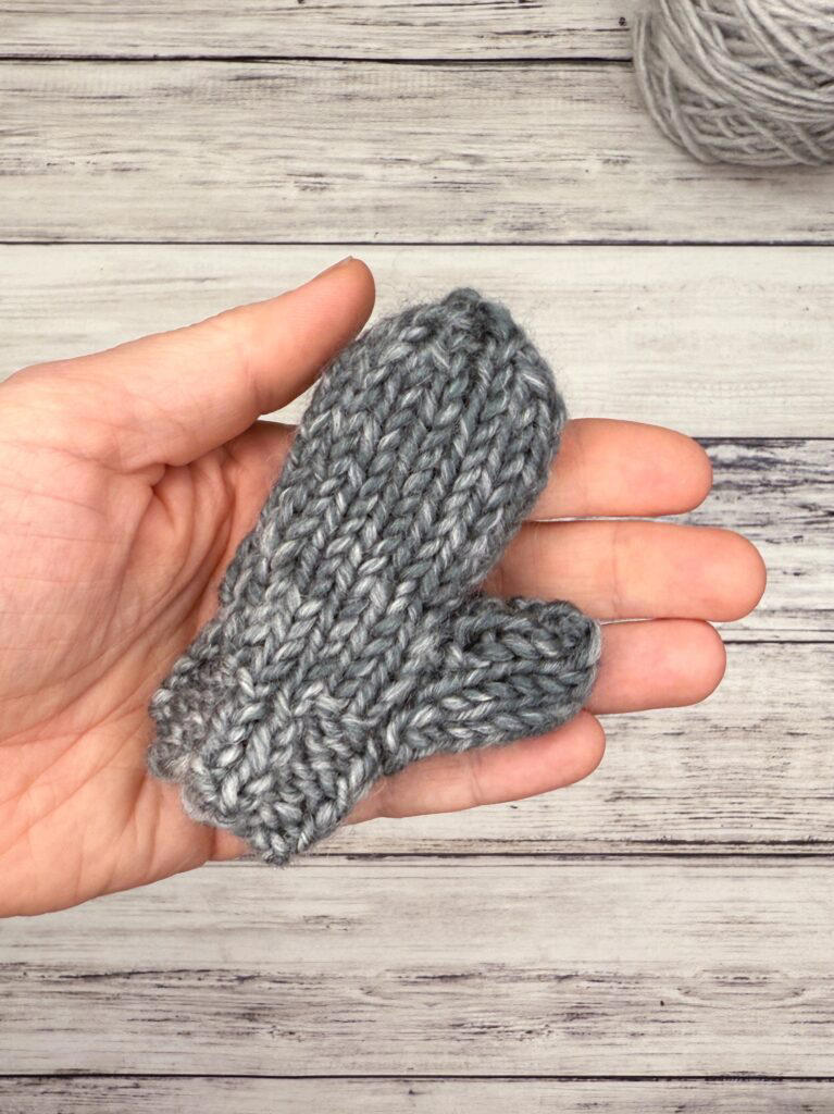 Knit Mitten Ornament (Free Knitting Pattern)