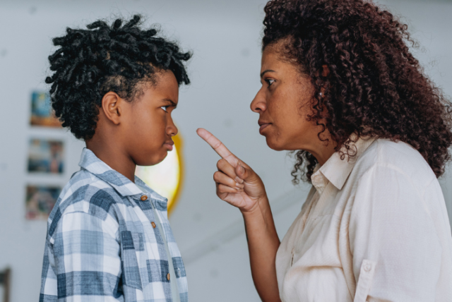 Los 5 hábitos que los niños malcriados tienen en común, según una experta