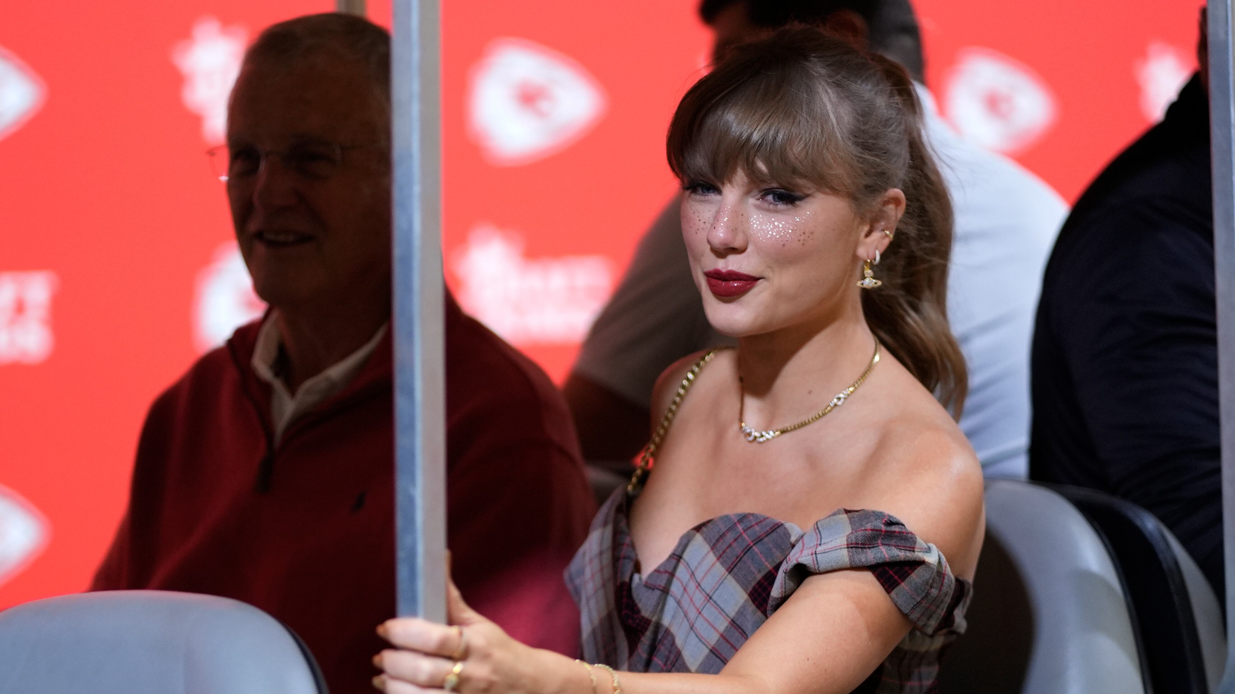 Taylor Swift donates $250K to Kansas City nonprofit benefiting children ...