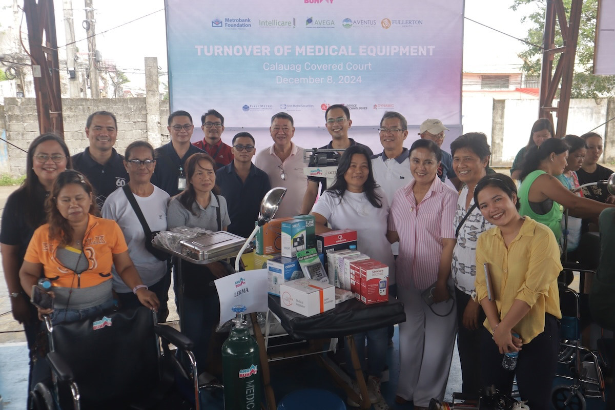 Robredo’s Angat Buhay distributes medical supplies to typhoon-hit Naga City Robredo’s Angat Buhay distributes medical supplies to typhoon-hit Naga City