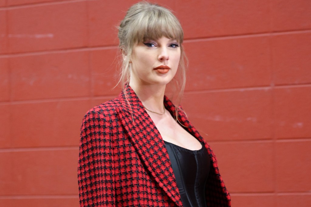 Taylor Swift Shocker: Singer Buys Back Her First Six Albums - Even as ...