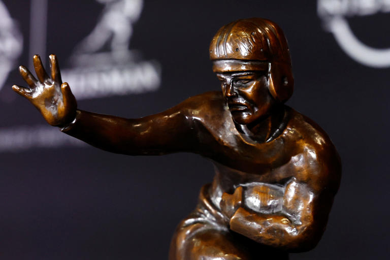 Hawaiian heroes: Dillon Gabriel followed Marcus Mariota in leading ...