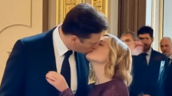 Il bacio (fake) tra Meloni e Musk: sui social il video realizzato con l ... Il bacio (fake) tra Meloni e Musk: sui social il video realizzato con l ...