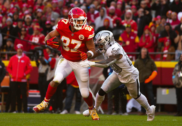 Chiefs legend Tony Gonzalez offers to pay the fine for Travis Kelce's penalized touchdown ...