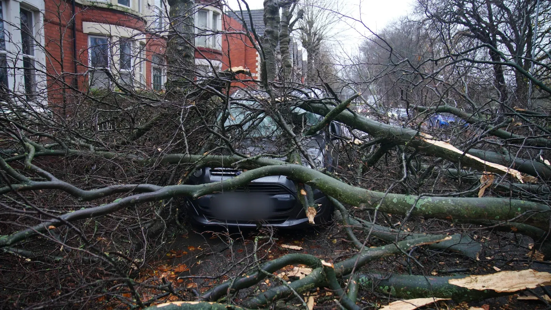 Gewelddadige storm raast over Liverpool, wedstrijd afgelast: foto's