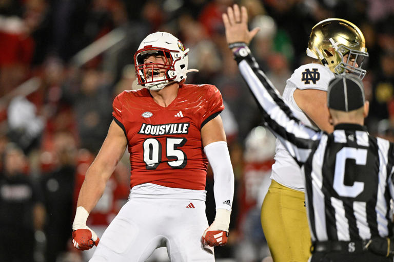 Former Louisville defensive end commits to Wisconsin football