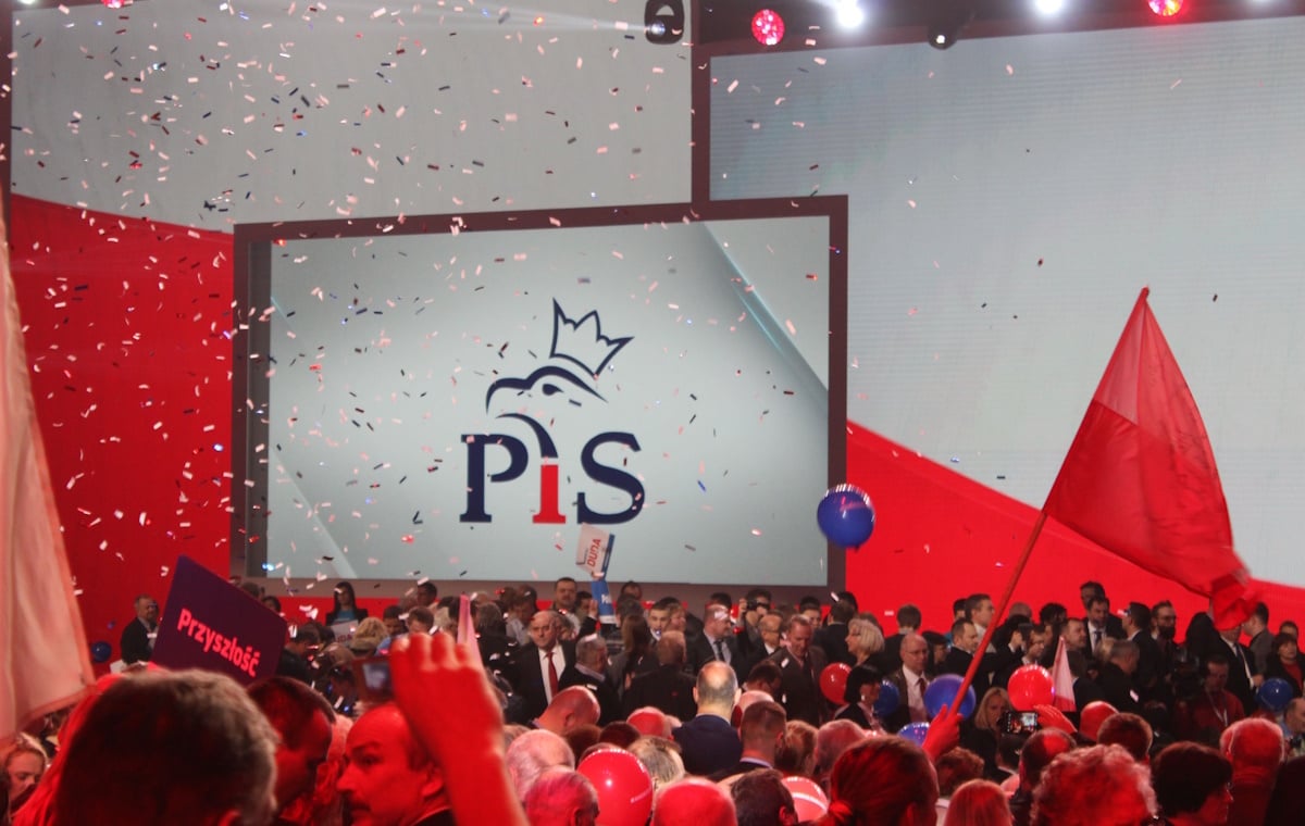 Błyskawiczny wzrost PiS. Partia objęła prowadzenie. SONDAŻ