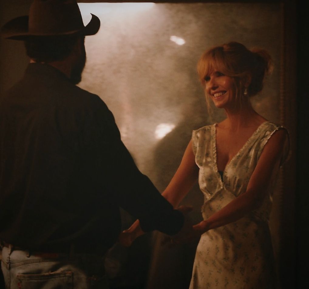 Beth Dutton's outfits in Yellowstone: From that Réalisation Par dress ...