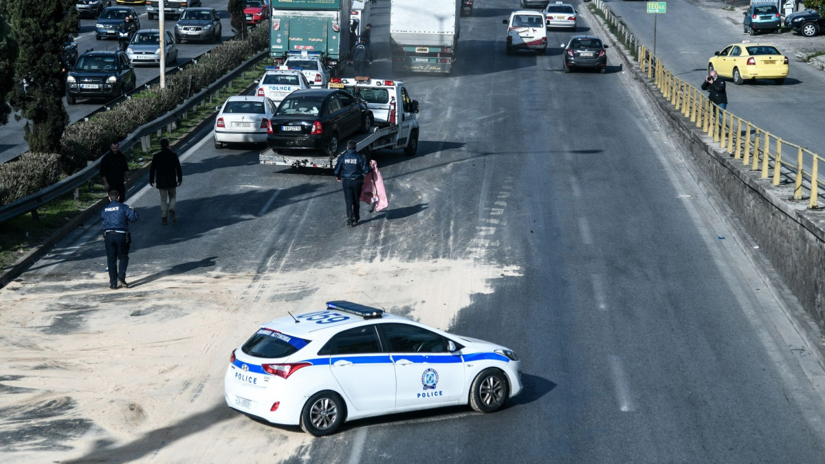 Σύγκρουση φορτηγού με αυτοκίνητο στον Κηφισό - Μποτιλιάρισμα στο ύψος ...