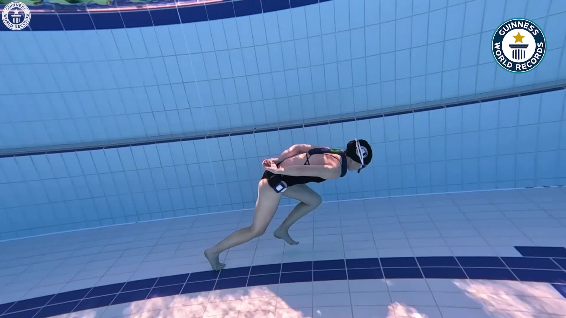 Amber Breaks World Record for Longest Underwater Walk with One Breath