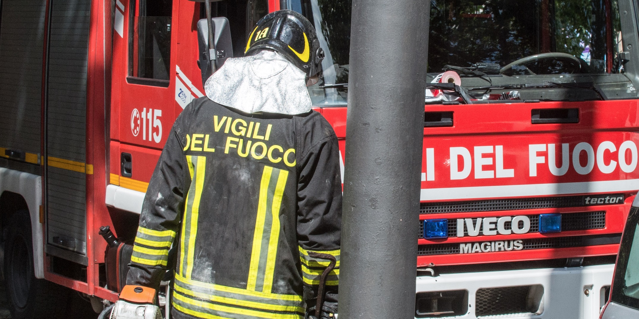 Gesto eroico a Paludi, vigile del fuoco salva una donna intrappolata ...