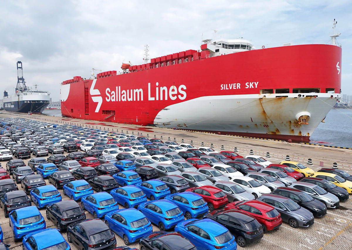 China's exports slow, imports decline, in November falling below forecasts China's exports slow, imports decline, in November falling below forecasts
