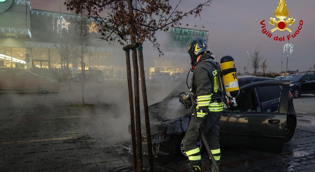 Auto ibrida nuova di zecca prende fuoco davanti agli occhi del ... Auto ibrida nuova di zecca prende fuoco davanti agli occhi del ...