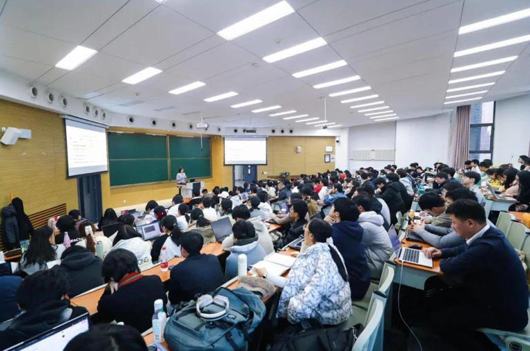 Ai大模型时代，如何破解“懂ai的不懂行业，懂行业的不懂ai”难题？