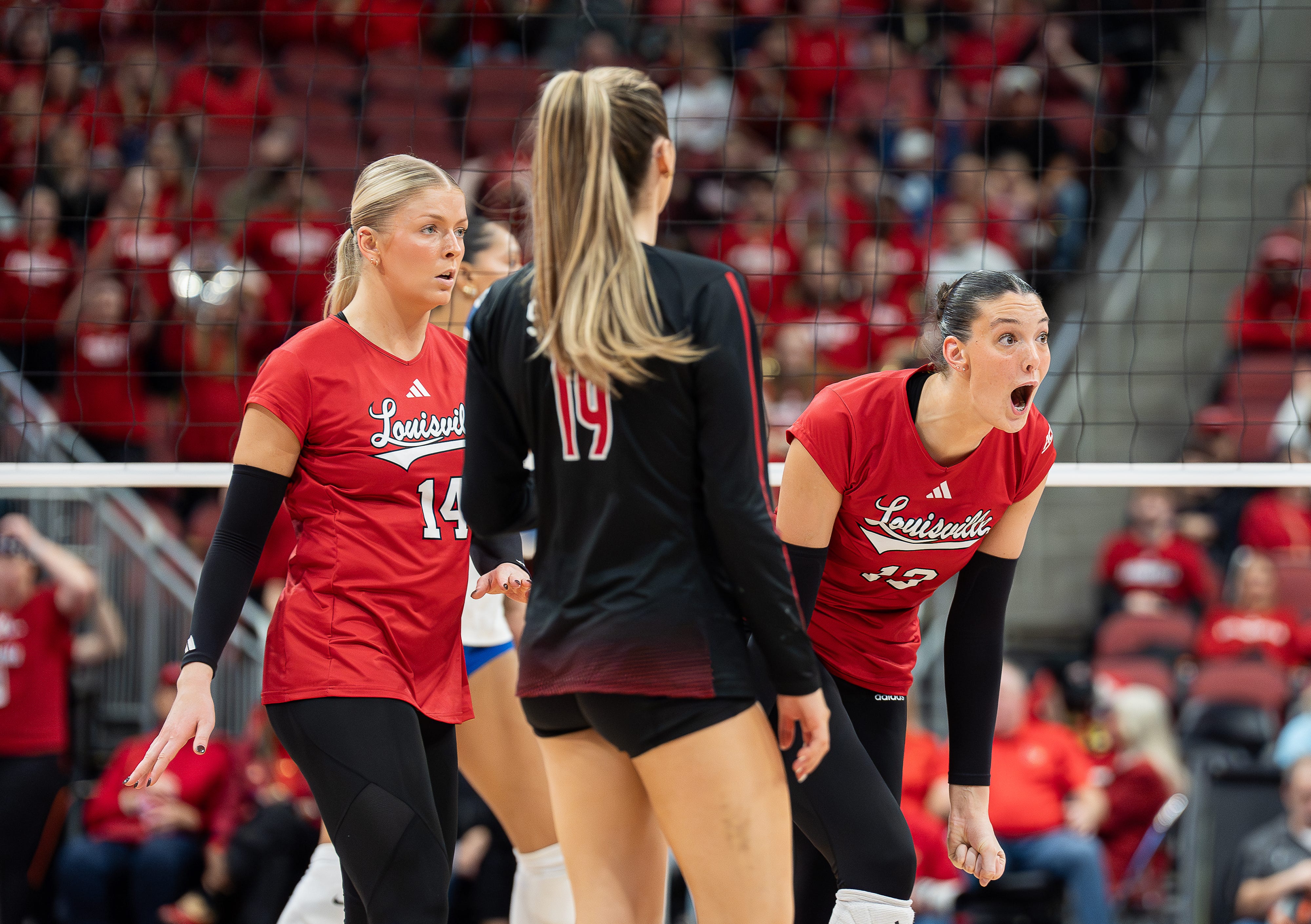 Louisville volleyball's Anna DeBeer leaves NCAA semifinal match vs No ...