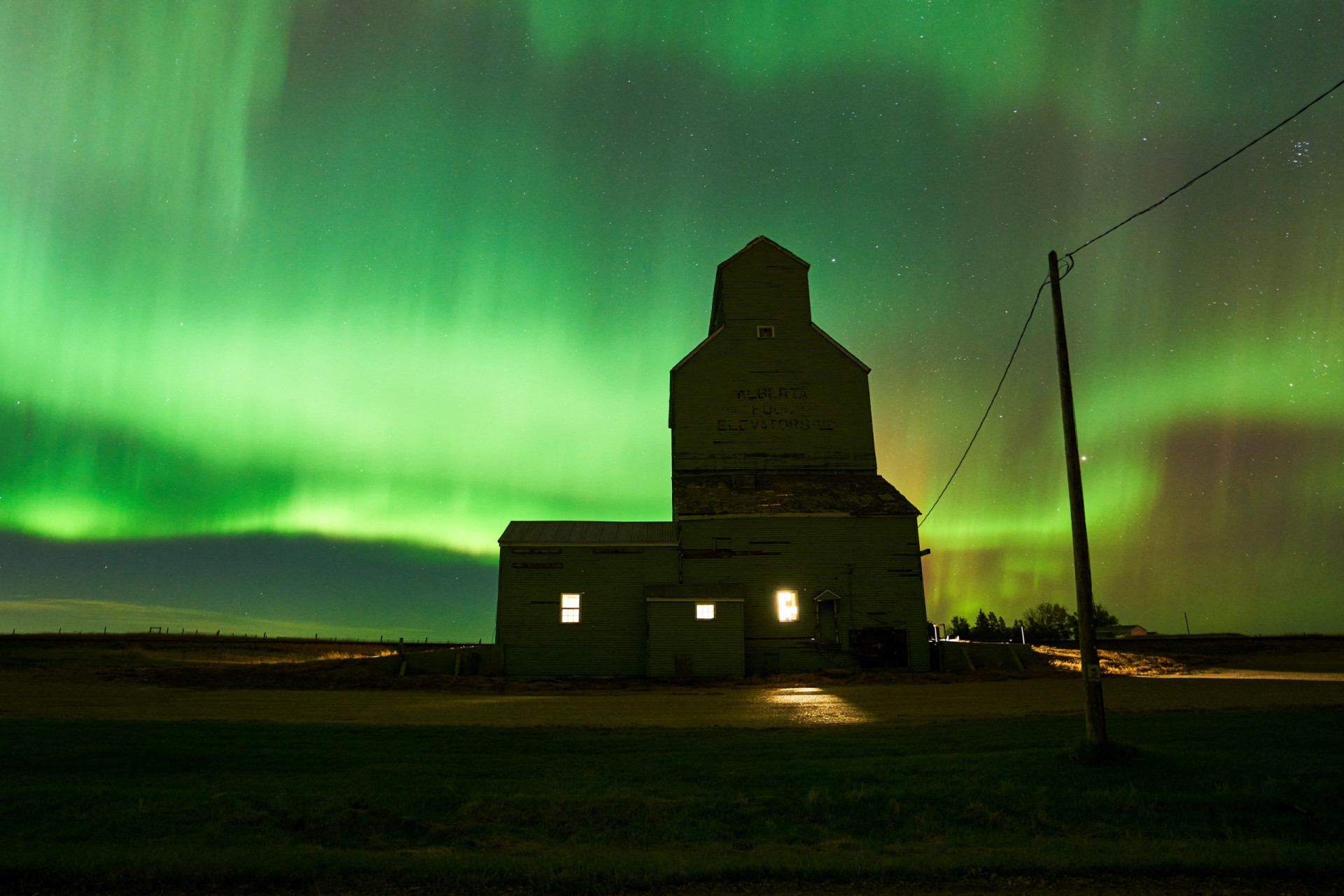 Un spectacle époustouflant : les aurores boréales illuminent le ciel ...