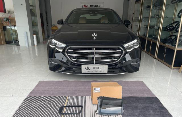 2025款奔驰E300L升级HUD抬头显示，科技安全相结合开车更便捷