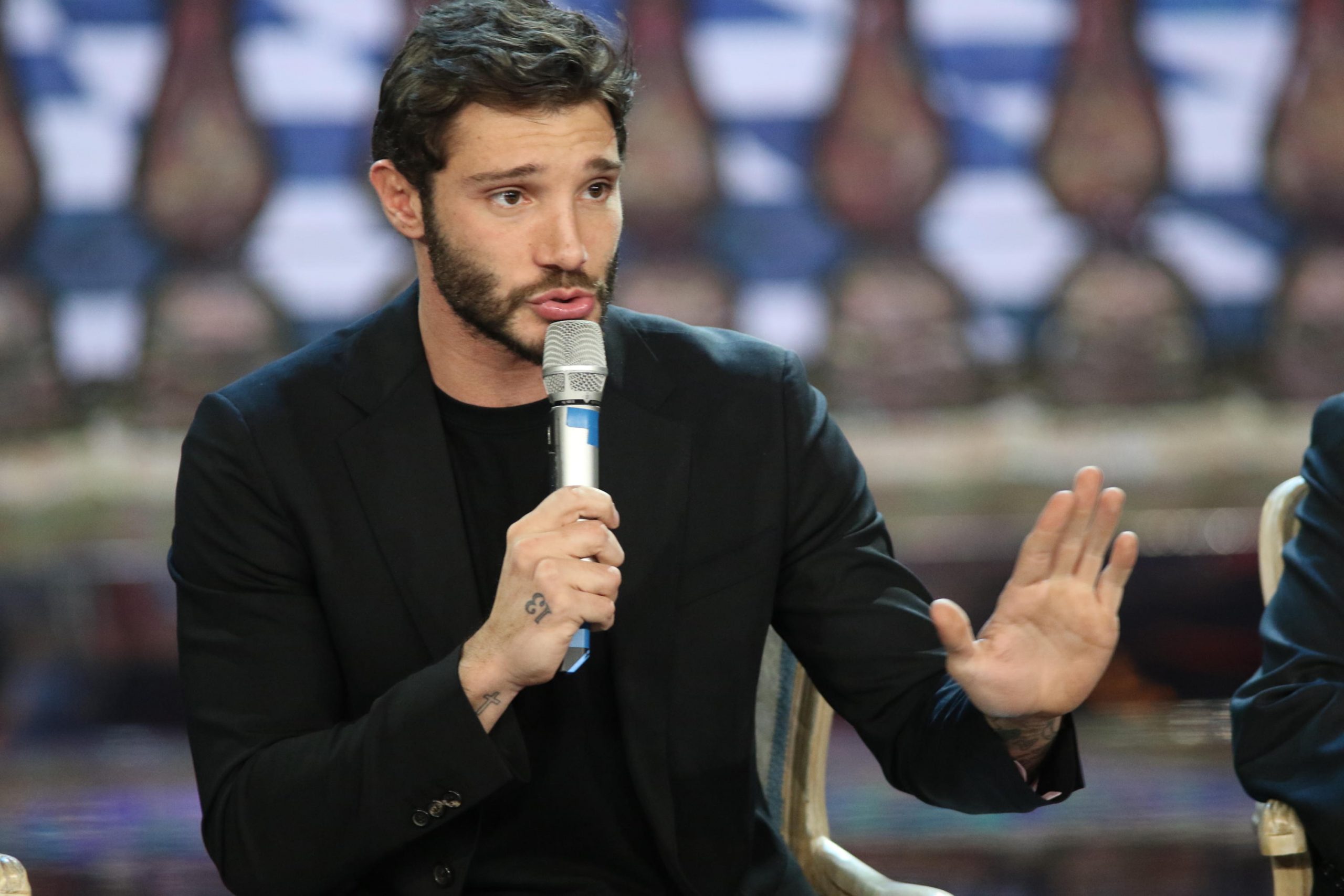 Affari Tuoi, critiche del pubblico per De Martino: la scelta che non è ...