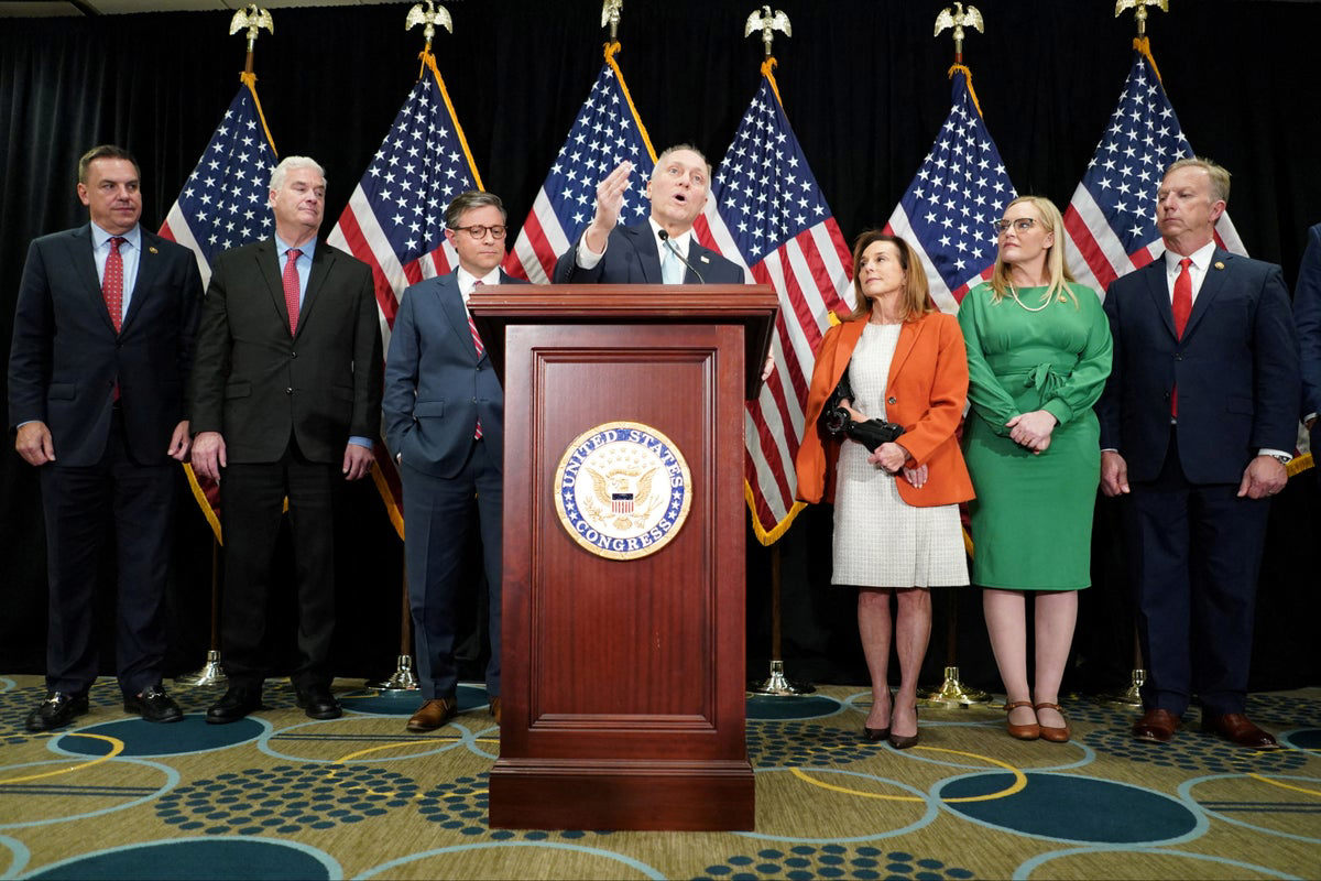 Congress strikes last-minute funding deal to avert government shutdown Congress strikes last-minute funding deal to avert government shutdown