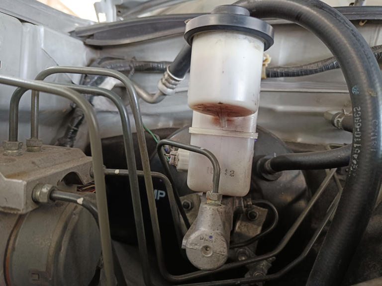 Kapan Waktu yang Tepat Mengganti Minyak Rem Mobil? Ini Jawabannya