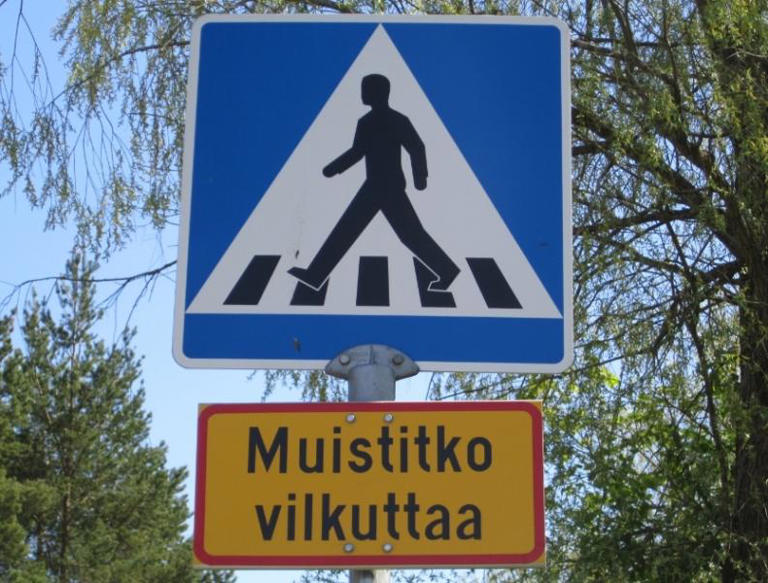 Ajoradalla ollut jalankulkija kuoli kuorma-auton alle Ajoradalla ollut jalankulkija kuoli kuorma-auton alle