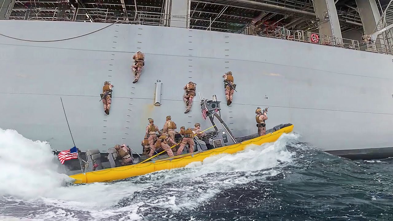 US Marines' advanced techniques for boarding fast-moving suspect ships