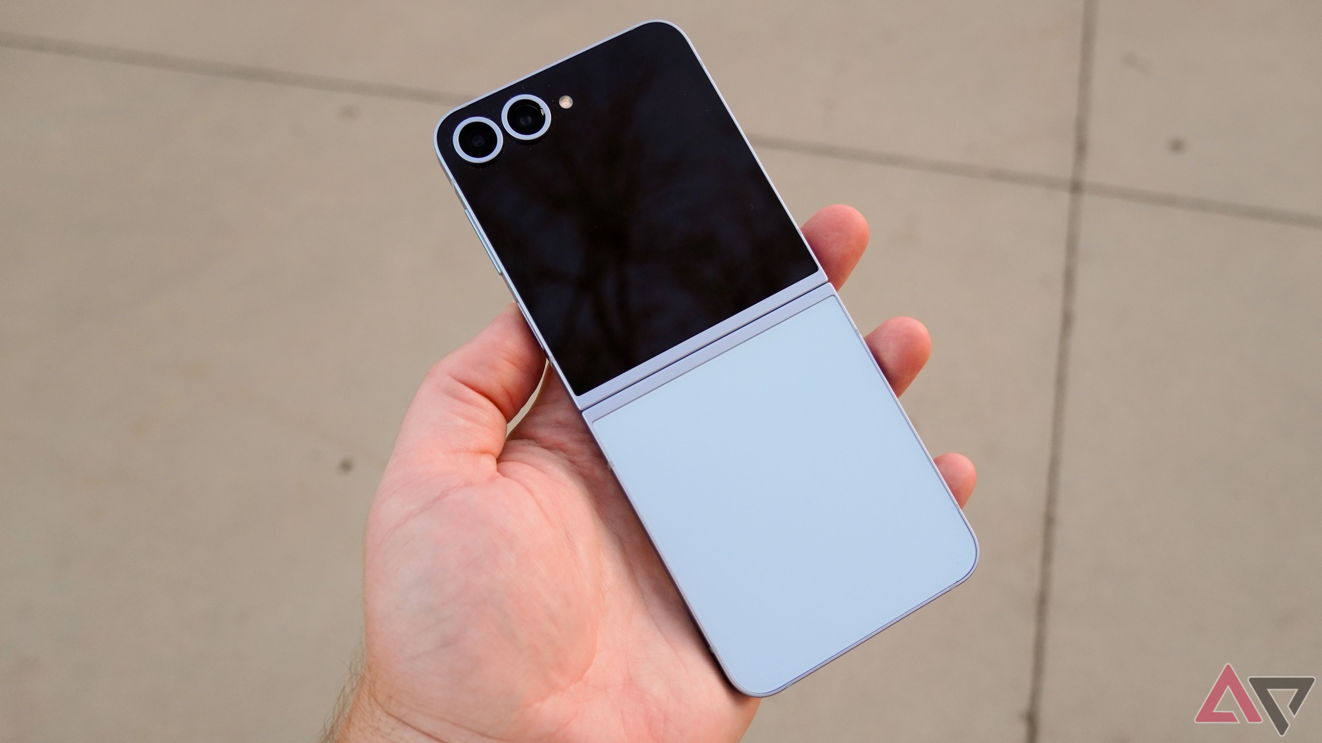 Galaxy Z Flip 7 sports a full-size outer display according to a just ...