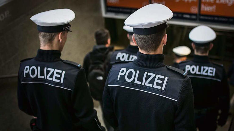 Kleintransporter kracht in Tram – vier Verletzte!