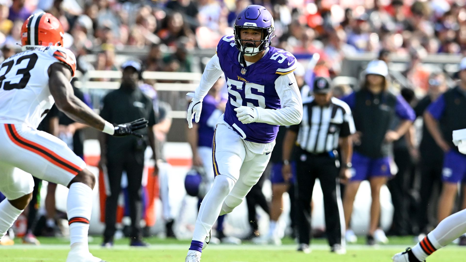 Raiders add pass-rusher for final 3 games