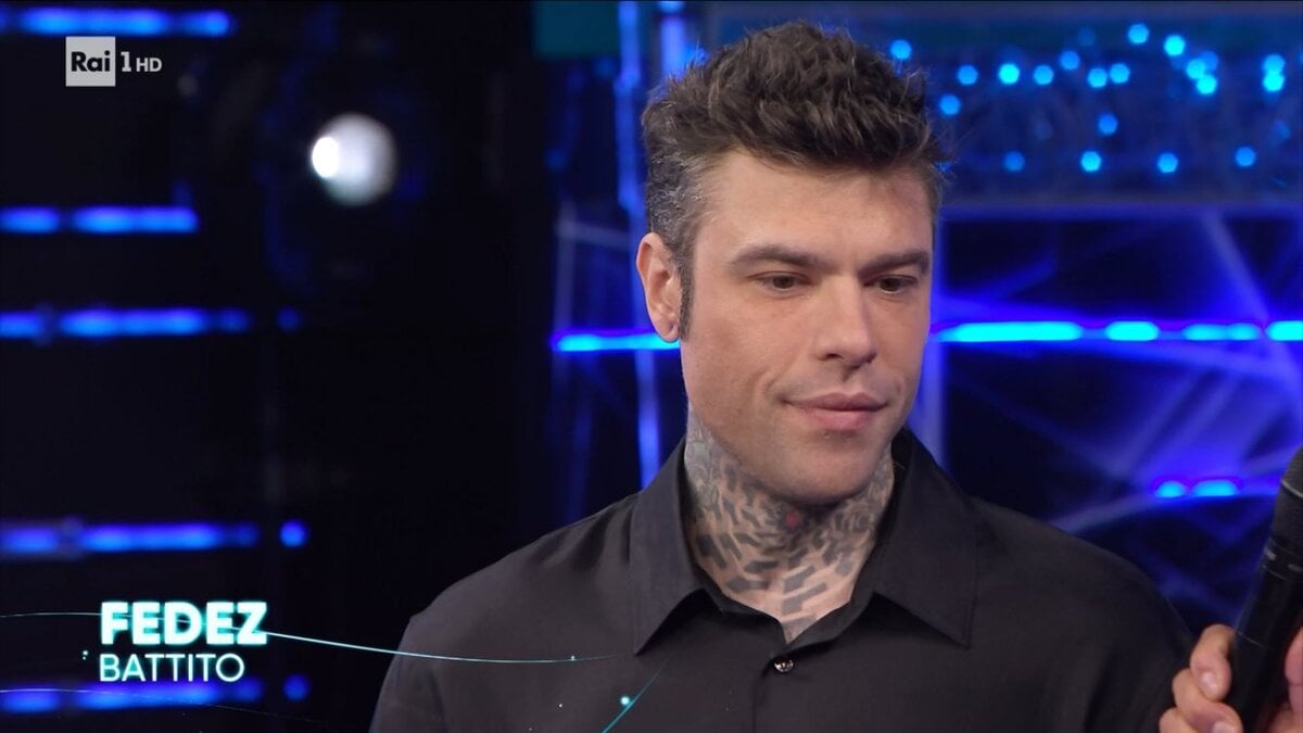 Fedez presenta Battito, la canzone di Sanremo 2025. Ma Carlo Conti lo ...