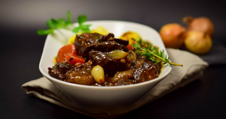 Schmor-Gulasch aus dem Ofen - einfaches Rezept für saftiges Gulasch