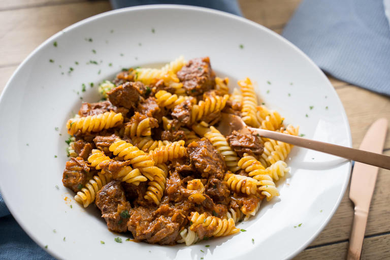 Schmor-Gulasch aus dem Ofen - einfaches Rezept für saftiges Gulasch