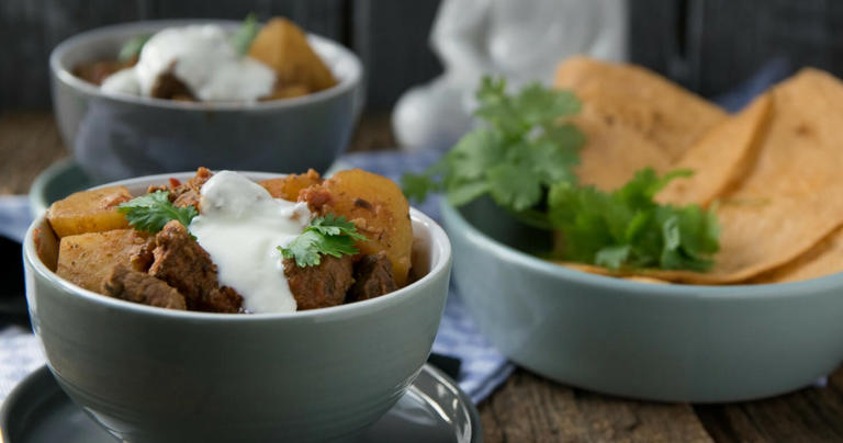Schmor-Gulasch aus dem Ofen - einfaches Rezept für saftiges Gulasch