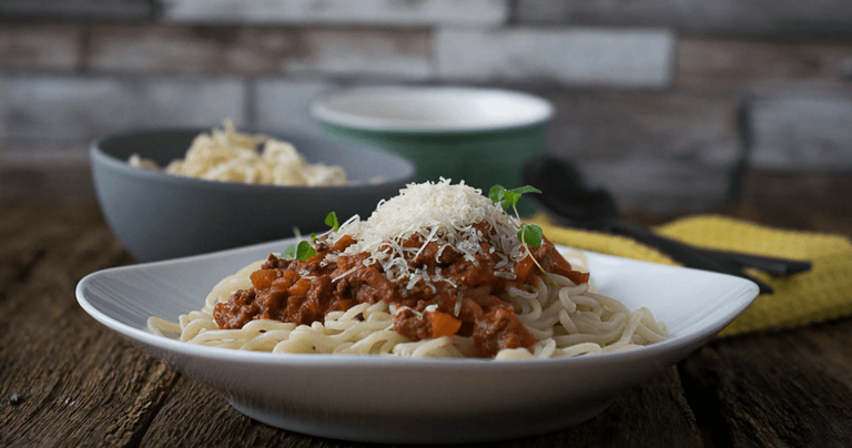 Schmor-Gulasch aus dem Ofen - einfaches Rezept für saftiges Gulasch