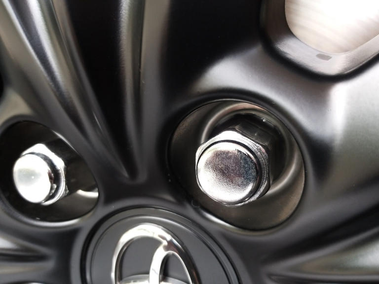 Tidak Ada Kunci Torsi, Kencangkan Mur Roda Mobil Bisa Dengan Cara Ini