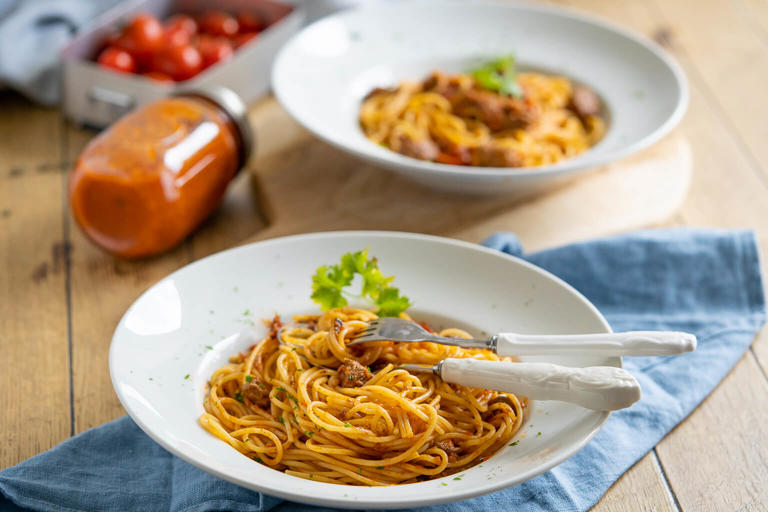 Schmor-Gulasch aus dem Ofen - einfaches Rezept für saftiges Gulasch