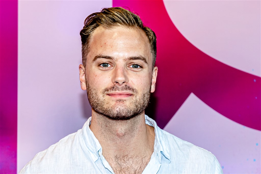 Jim Bakkum valt van trap, flinke schaafwonden tot gevolg