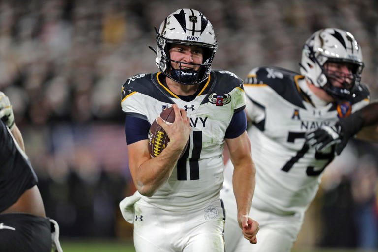 Watch: Navy QB Blake Horvath wows with incredible run in Armed Forces Bowl
