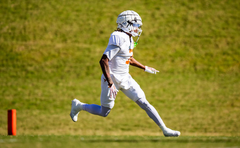 Isaiah Bond, Cam Williams at practice for Texas ahead of Peach Bowl vs ...