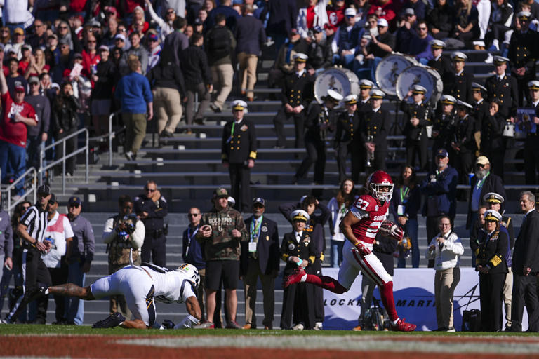 Navy gets 95-yard TD run from Horvath and stops 2-point try to beat Oklahoma in Armed Forces Bowl