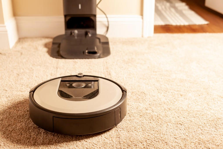 Evolution of Robot Vacuums: From Basic Cleaners to Smart Home Assistants