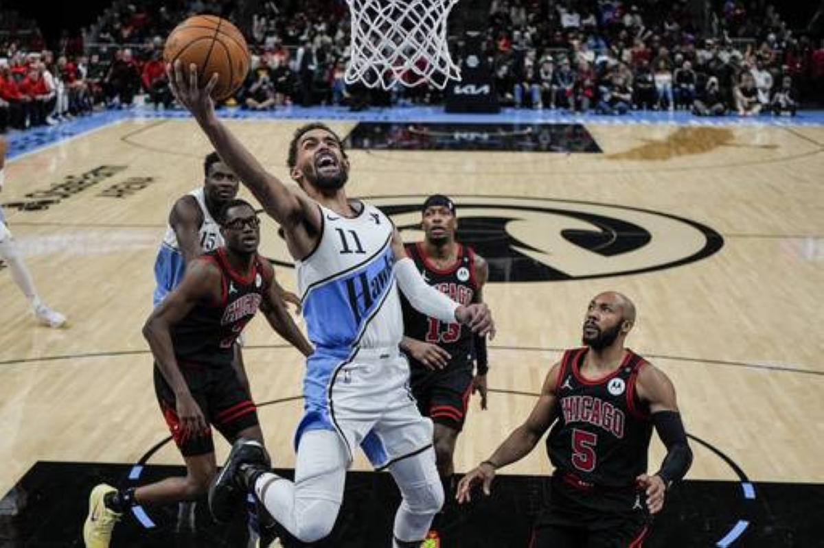 Hawks surprise Bulls, score 50 in 4th quarter