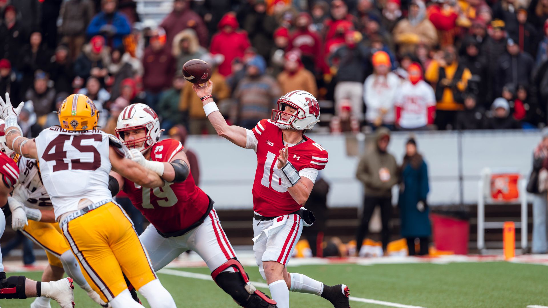 Former Wisconsin quarterback Braedyn Locke to transfer to Arizona