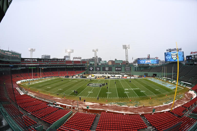 Pesky's Pole and mound tamp-downs: Fenway Bowl sees early issues for ...