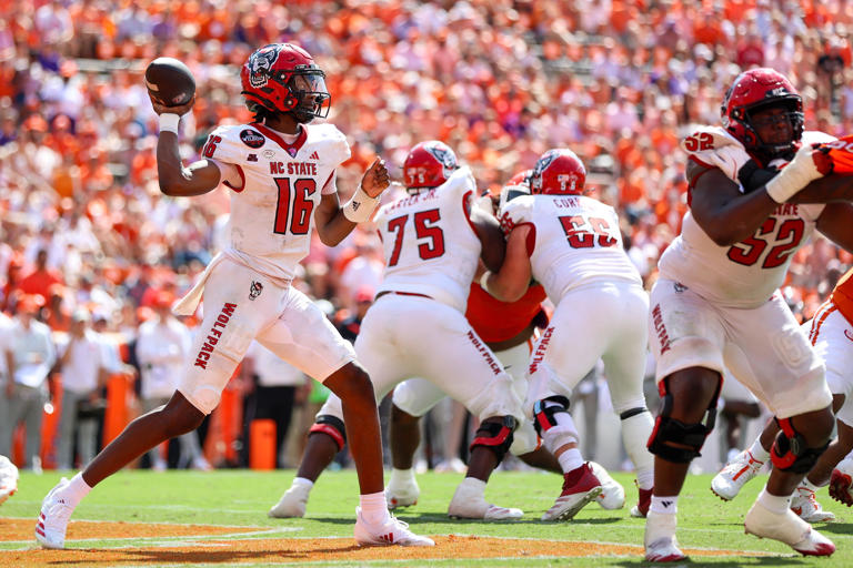 Military Bowl fight: Stolen towel sparks NC State-East Carolina brawl