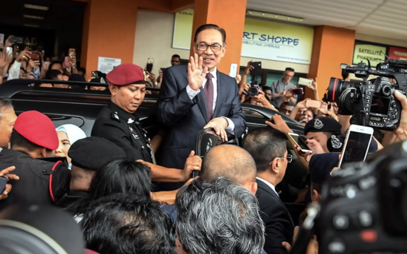 Misleading public on Anwar’s pardon ‘inappropriate’, AGC tells Dr M