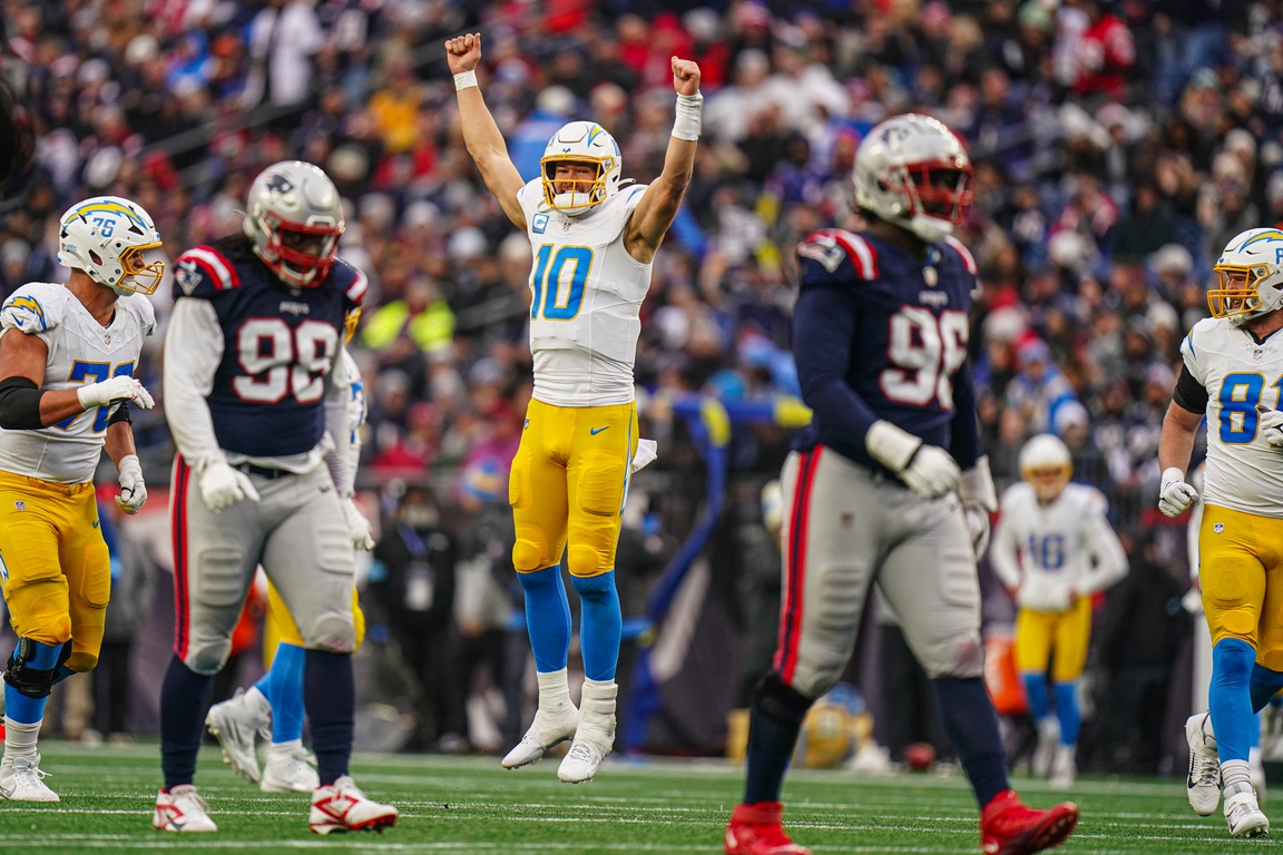 Chargers dominate Patriots 40-7 to clinch playoff spot