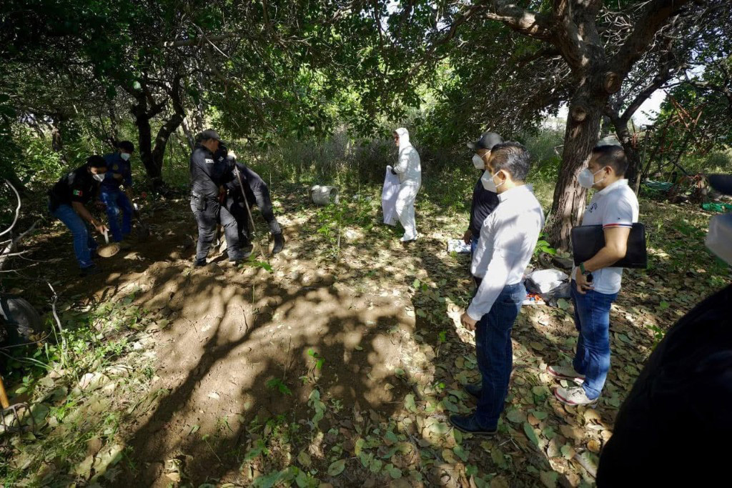 Localizan 15 cuerpos en dos fosas clandestinas de Chiapas Localizan 15 cuerpos en dos fosas clandestinas de Chiapas